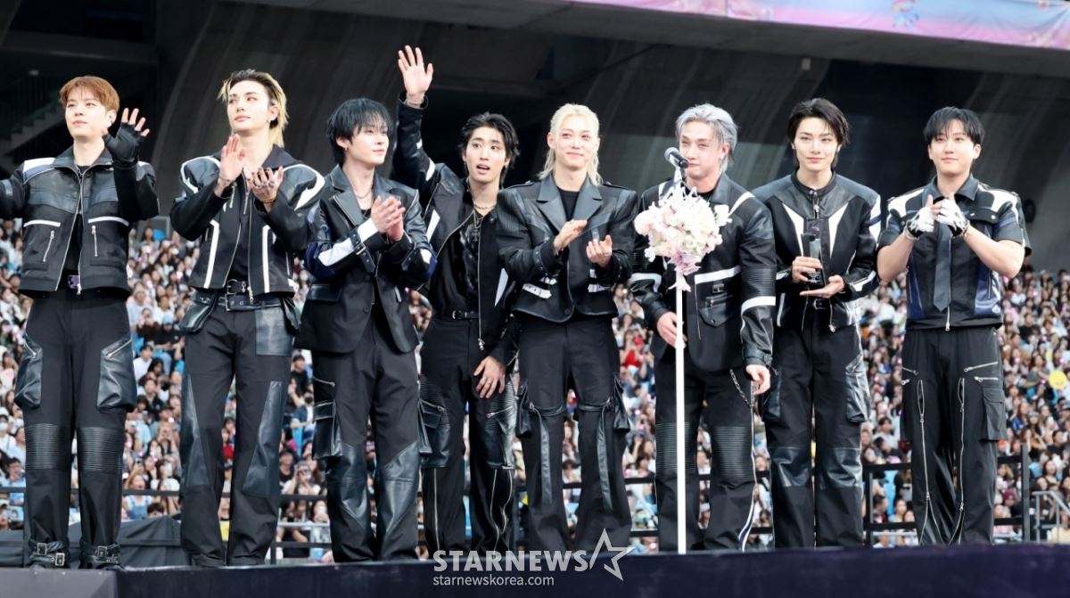 AAA典禮／得獎者在廁所！他台下搭車飛奔還揮手 成員笑虧：人到底在哪