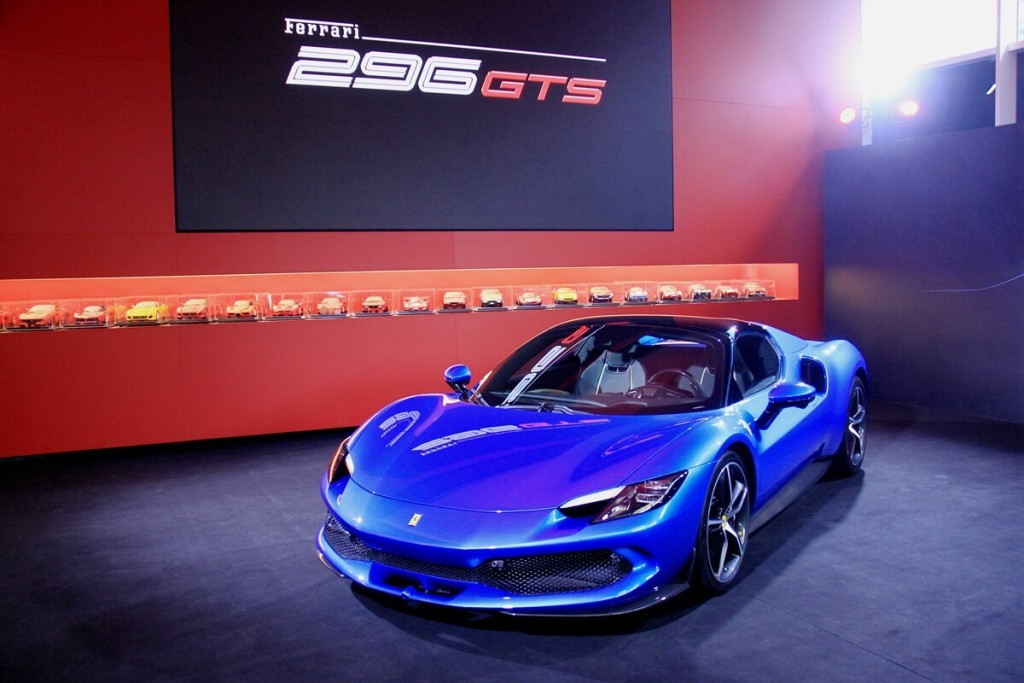 與天沒有隔閡，探索、享聽躍馬首款V6交響曲！Ferrari 296 GTS登台亮相 - Yahoo汽車機車