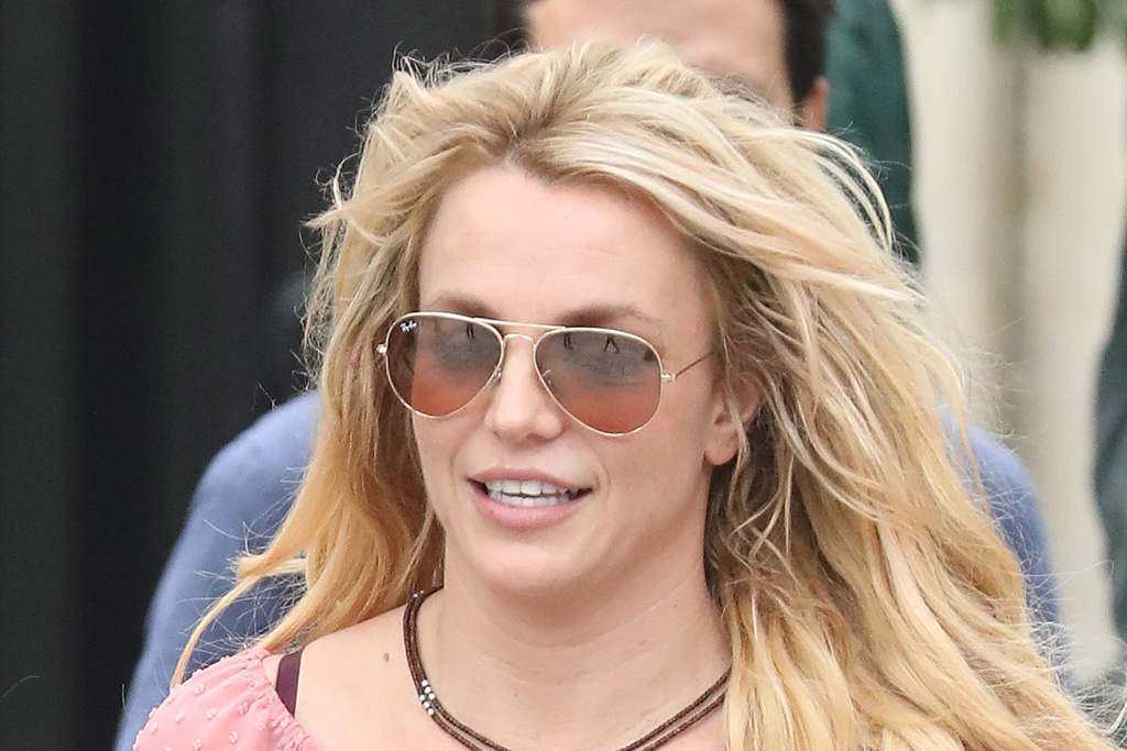 Britney Spears’ Crop Top, Low-Rise Shorts & Platform Sandals Are Peak ...