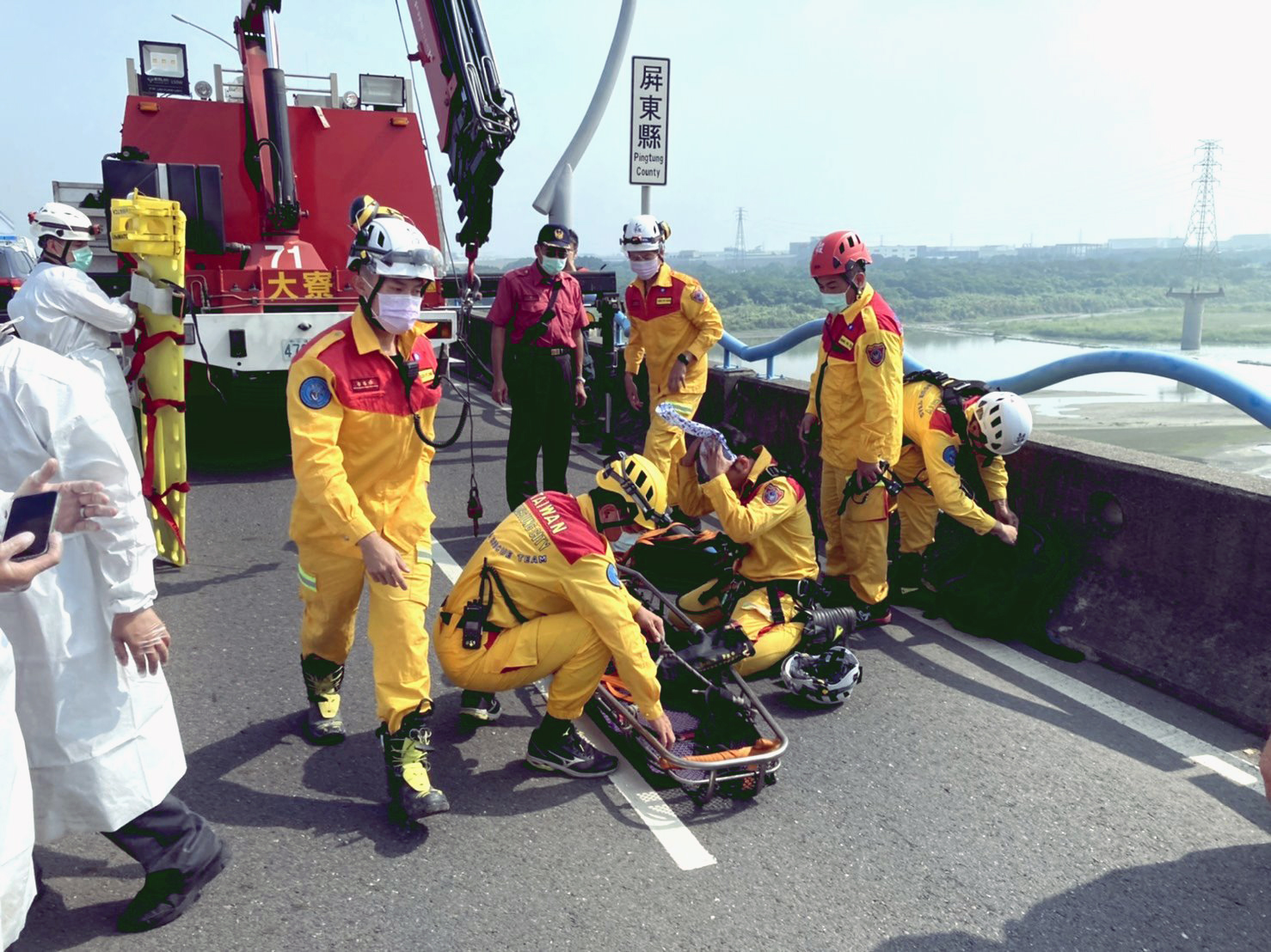 男墜高屏大橋OHCA 消防員吊掛上橋送醫搶救 - Yahoo奇摩汽車機車