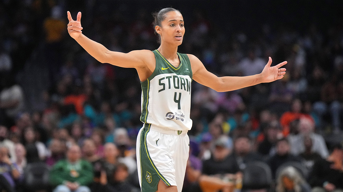 Storm’s Skylar Diggins, Lynx’s Natisha Hiedeman hilariously ‘squash beef’ on orange carpet ...