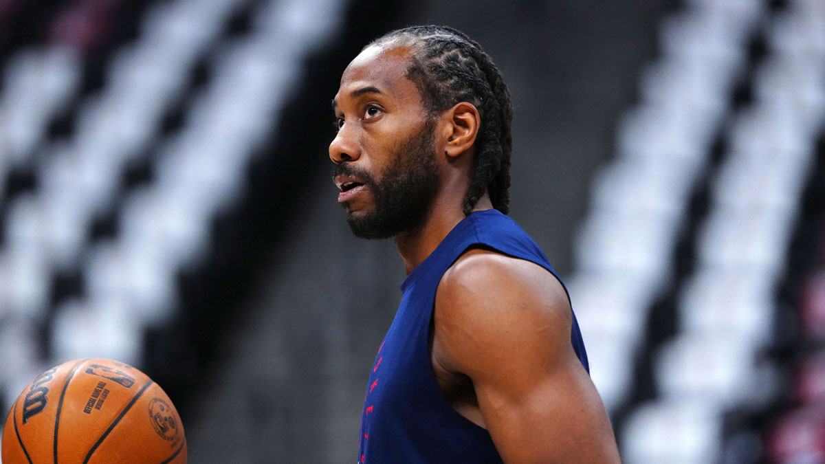 Watch Kawhi Leonard literally almost cross a robot - Yahoo Sports