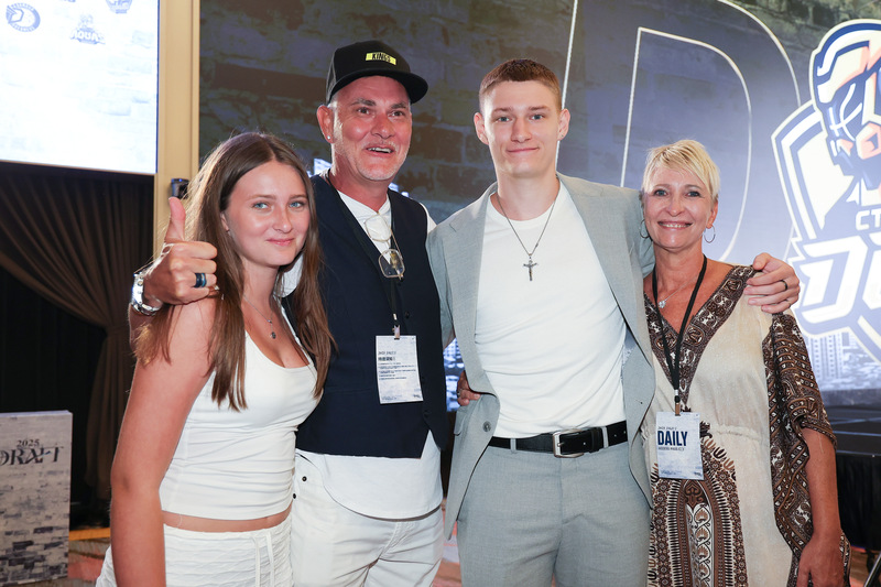 TPBL新人選秀會 喬納森與家人合影 (圖)