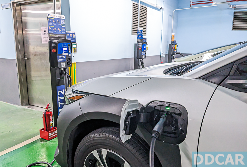 雙北公有停車場導入 EVALUE 充電服務：每度電 8 元起、悠遊卡嗶一下就能充 - Yahoo汽車機車