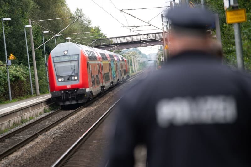 German rail traffic paralysed after thieves steal electrical cables