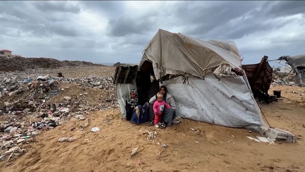 Palestinian displaced families in central Gaza face harsh winter in ...