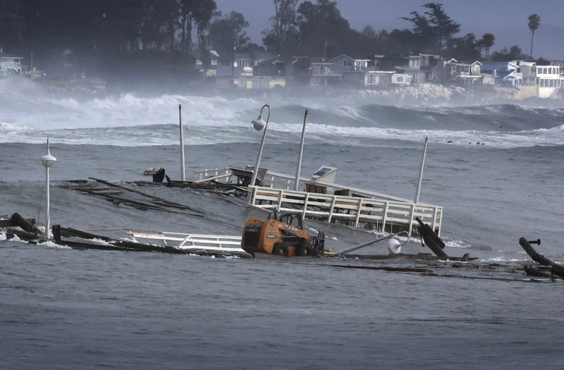 Santa Cruz pier collapse: Chunk of California wharf drops into ocean ...