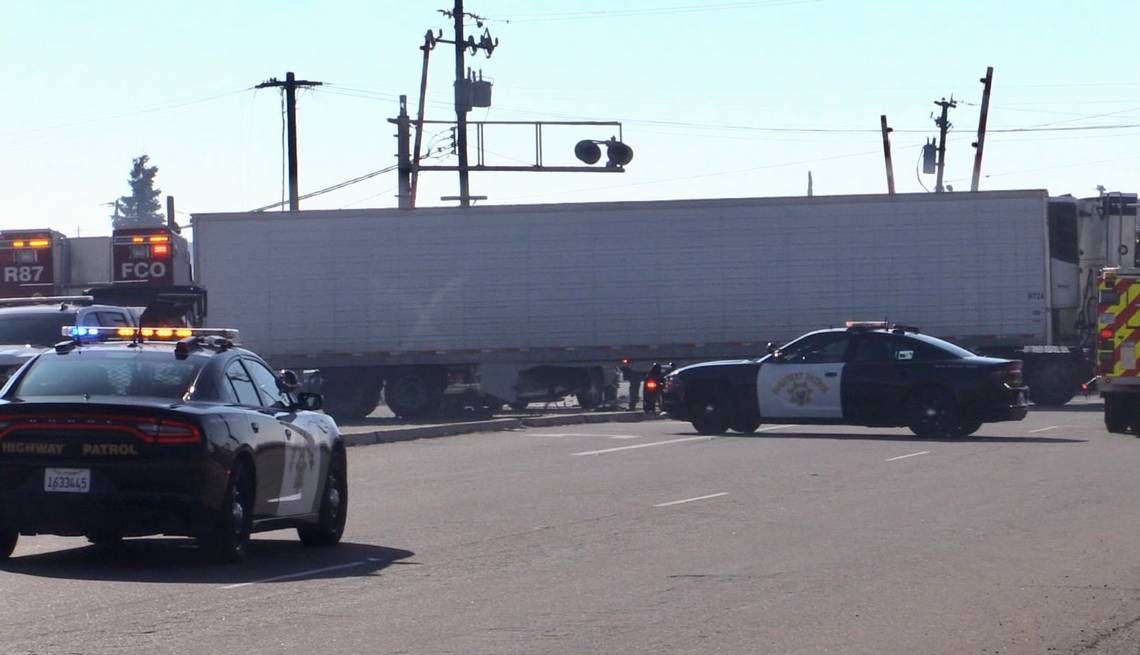 Two dead in morning collision with big rig in Fresno. CHP says dense ...