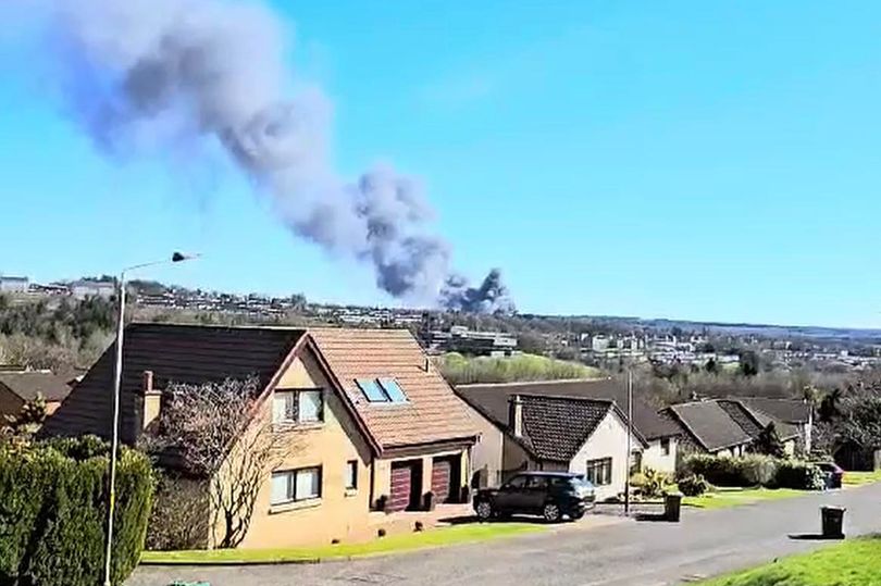 Huge fire breaks out at Cumbernauld industrial estate as emergency ...