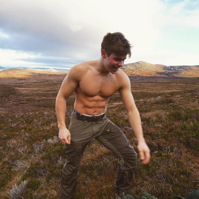Arthur Chatto has a Poldark moment in shirtless six pack snap - Yahoo ...