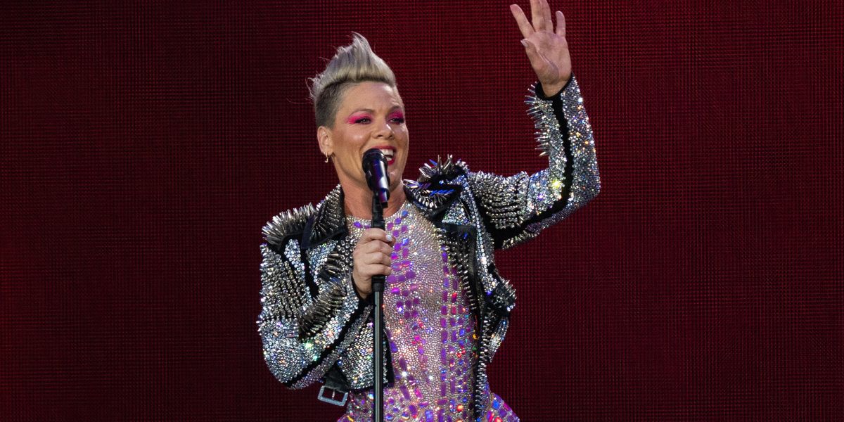 Pink Stunned As Fan Throws Mother's Ashes At The Stage During Live Show ...