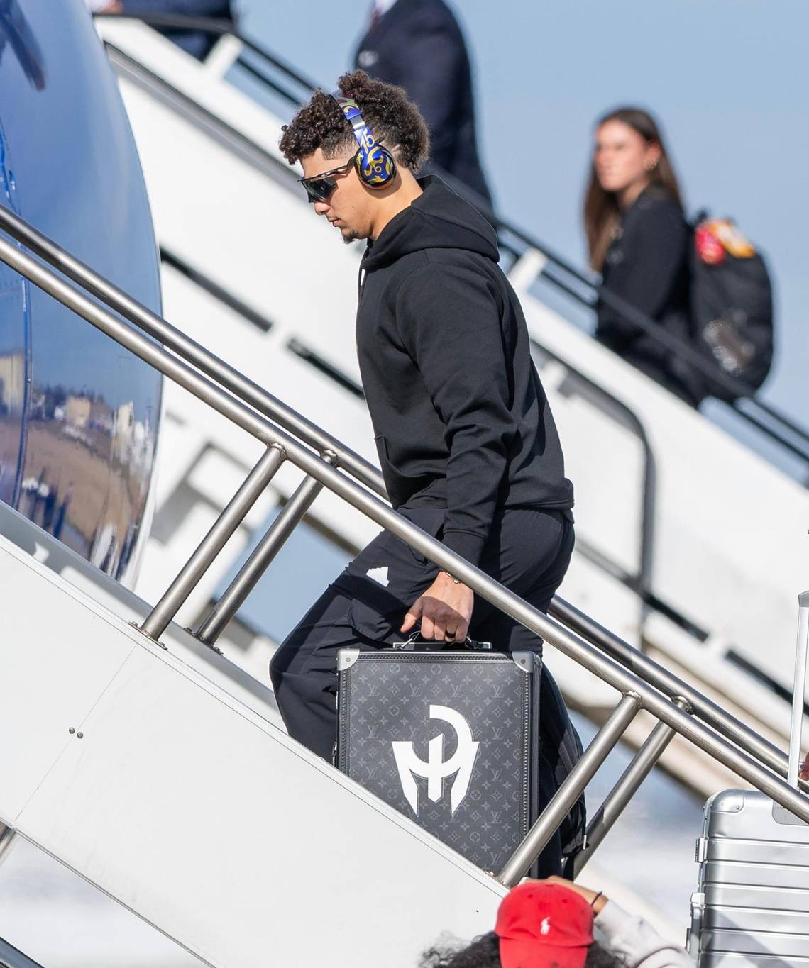 Photos: Kansas City Chiefs arrive in New Orleans ahead of Super Bowl LIX vs. Eagles - Yahoo Sports