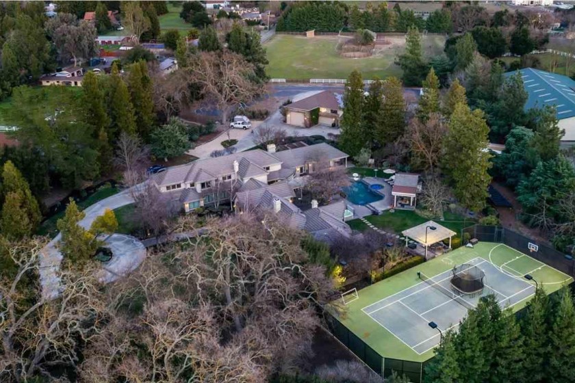 Former Raider Robert Gallery seeks $6 million for compound outside Oakland