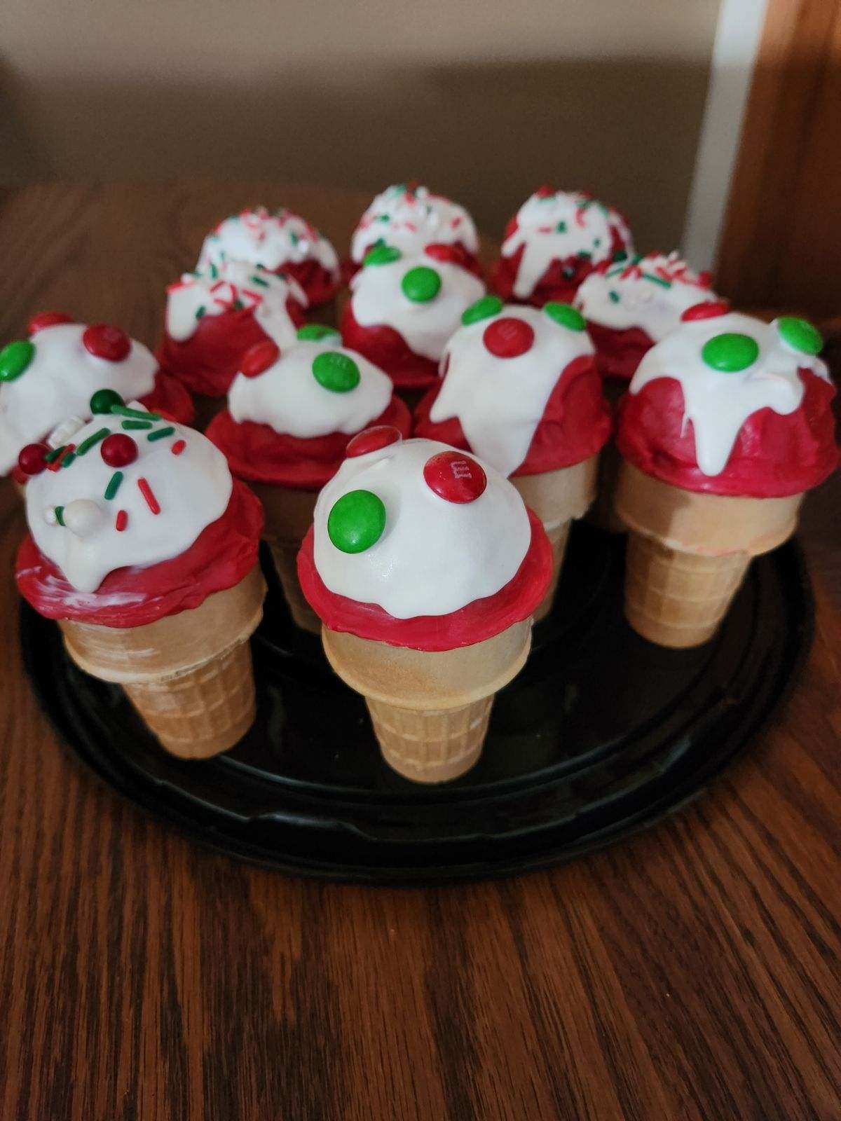 These cute edible snow globes, Santas and igloos are almost too pretty ...