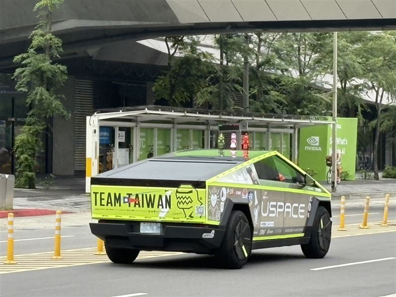 圖輯／黃仁勳魅力瘋台灣 粉絲自製輝達綠戰車team Taiwan現身