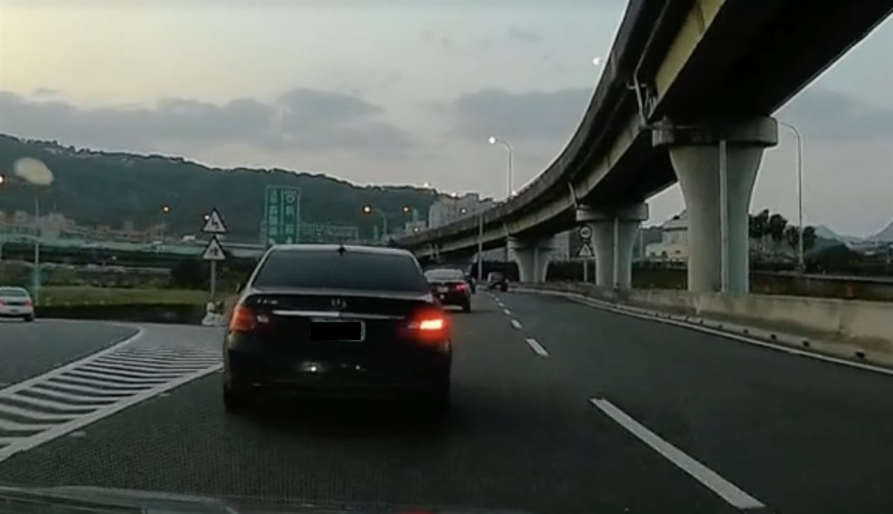 你累了嗎？賓士車「打右轉燈卻直行」撞護欄！網傻眼：啟動自撞系統 - Yahoo奇摩汽車機車