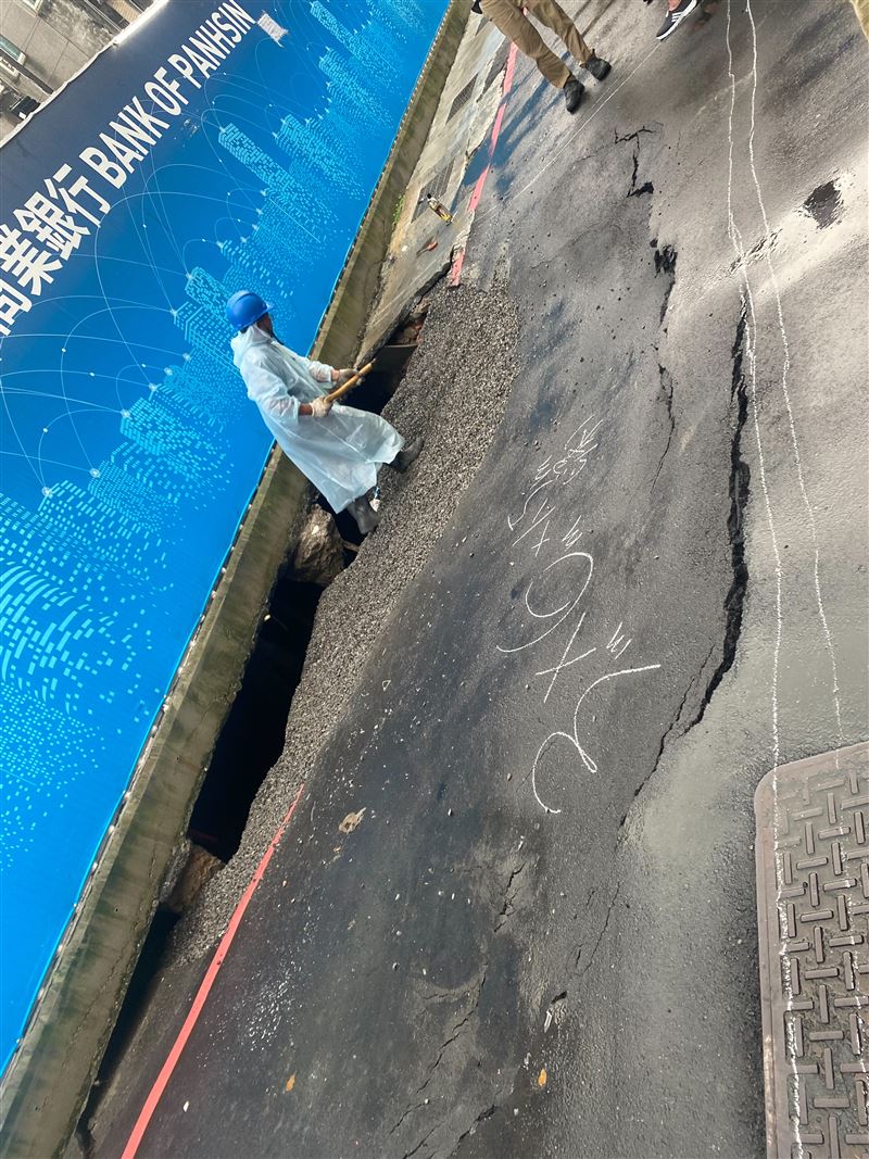 豪雨下北市又現天坑！萬華昆明街1轎車半車身陷入 幸無人傷建商已回填