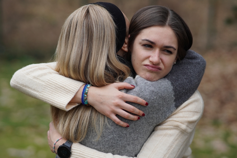 15 Things Manipulative Friends Say To Keep Someone Around