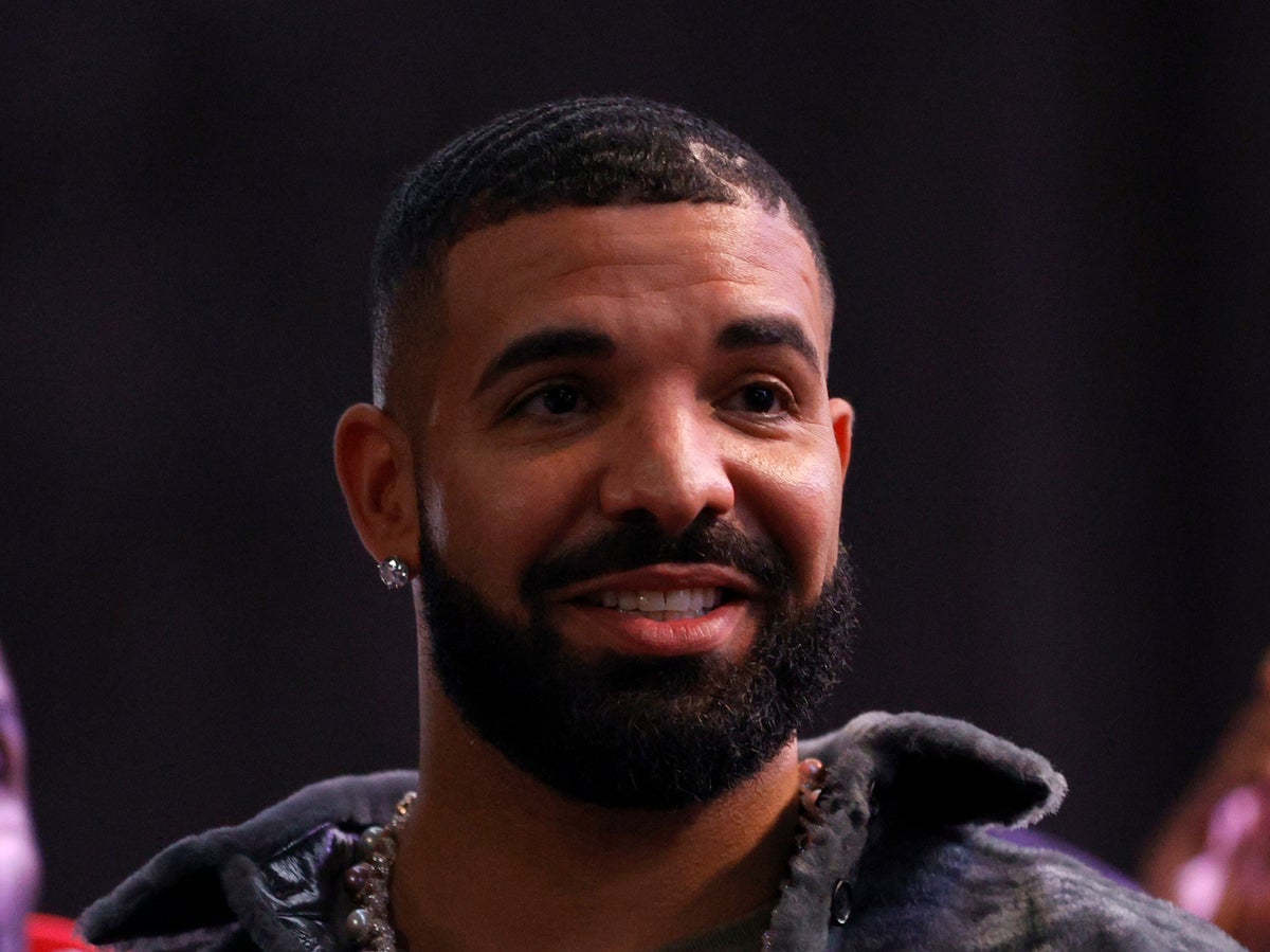 Drake fans react to ‘hilarious’ viral video of rapper dodging bees in ...