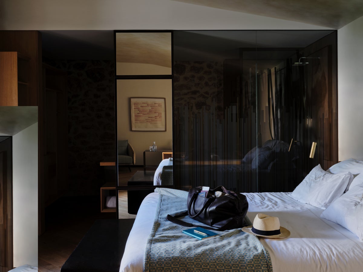 The weirdest room service requests revealed, including caviar hot dogs ...