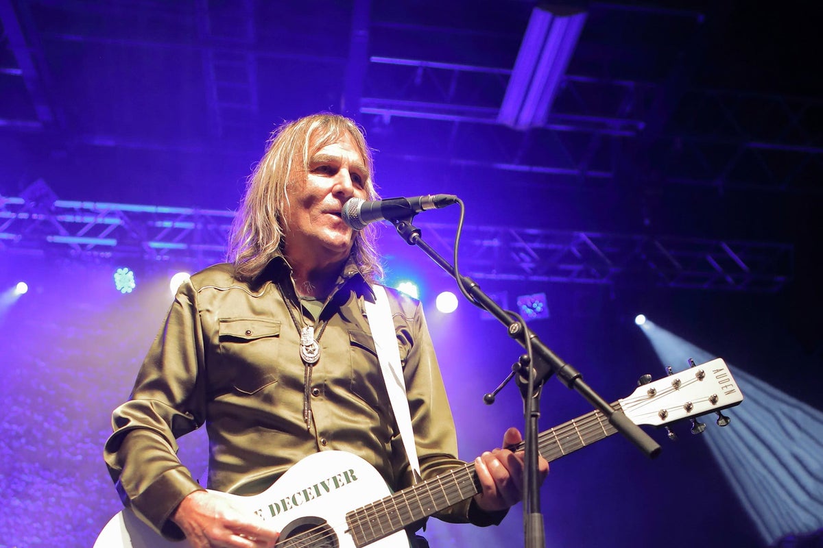 Mike Peters death: The Alarm frontman dies aged 66 - Yahoo News Canada
