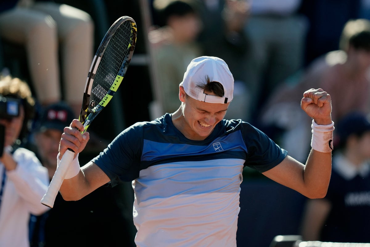 ‘Brave’ Holger Rune stuns Carlos Alcaraz to shockingly win Barcelona Open - Yahoo Sports