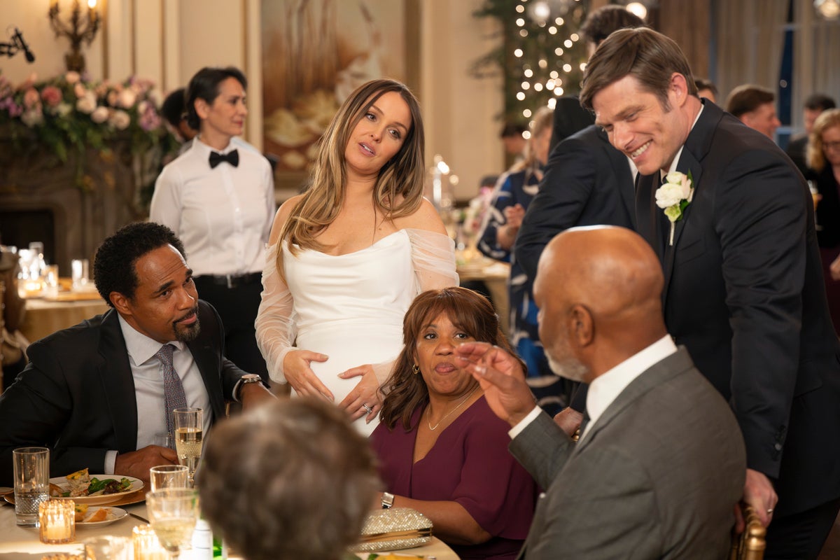 Grey’s Anatomy returns for season 22 but cliffhanger could mean major cast departure - Yahoo ...