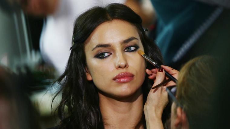 Tom Brady’s supermodel ex dances in fake snow in sparkly bra, undies - Yahoo Sports