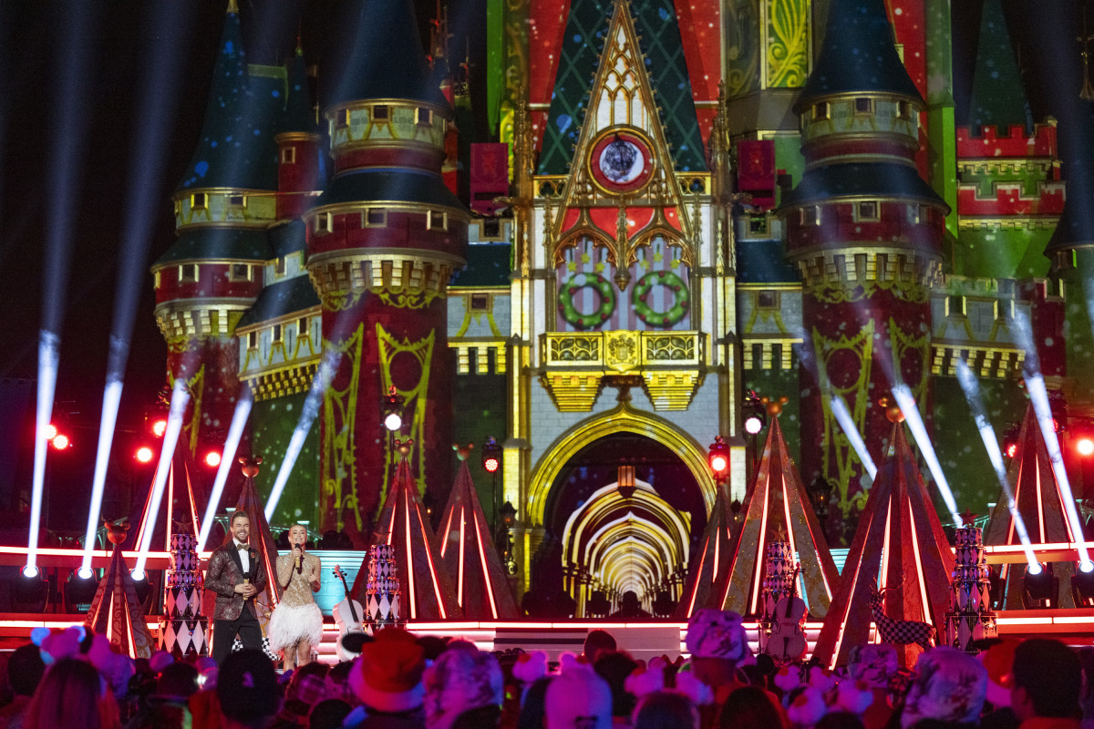 Here's why it's worth it to get park hopper pass at Disney this November