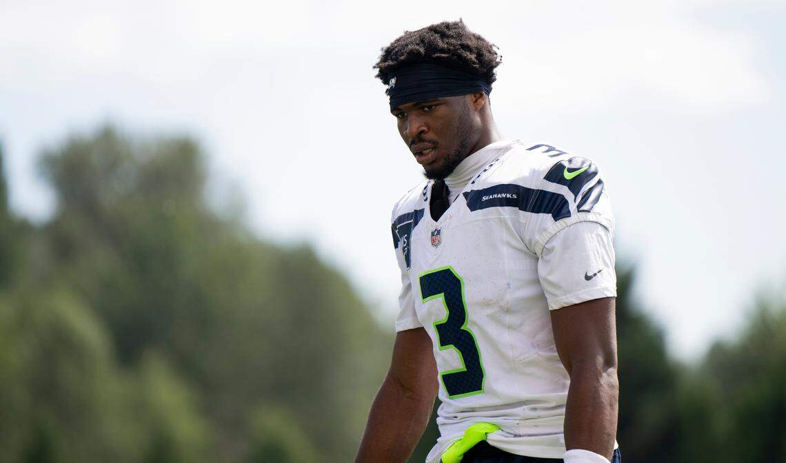 Seahawks camp day 8: Kids day, Nick Emmanwori thrills some; Jalen Milroe sharp - Yahoo Sports