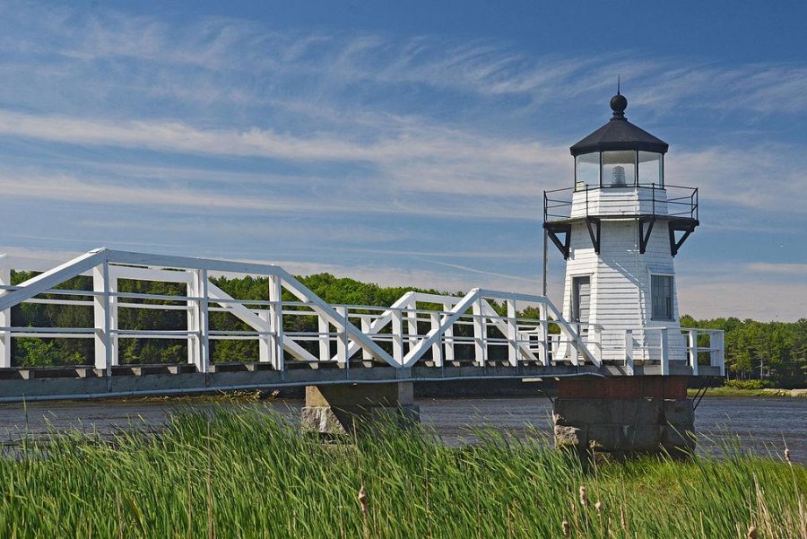 11 hurt in walkway collapse at Doubling Point Lighthouse in Maine
