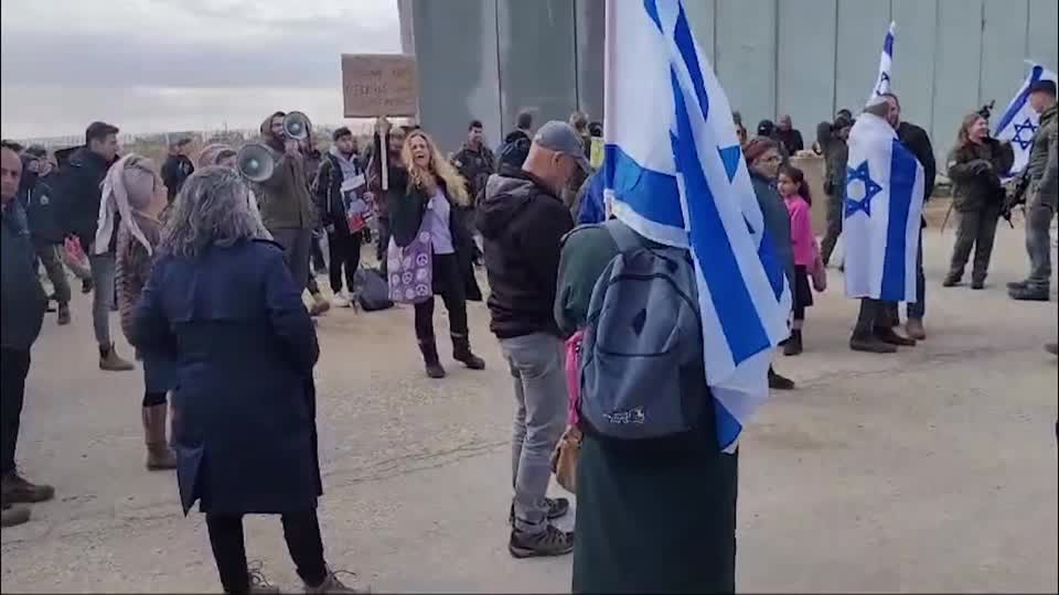 Israeli protesters try to block Gaza aid crossing