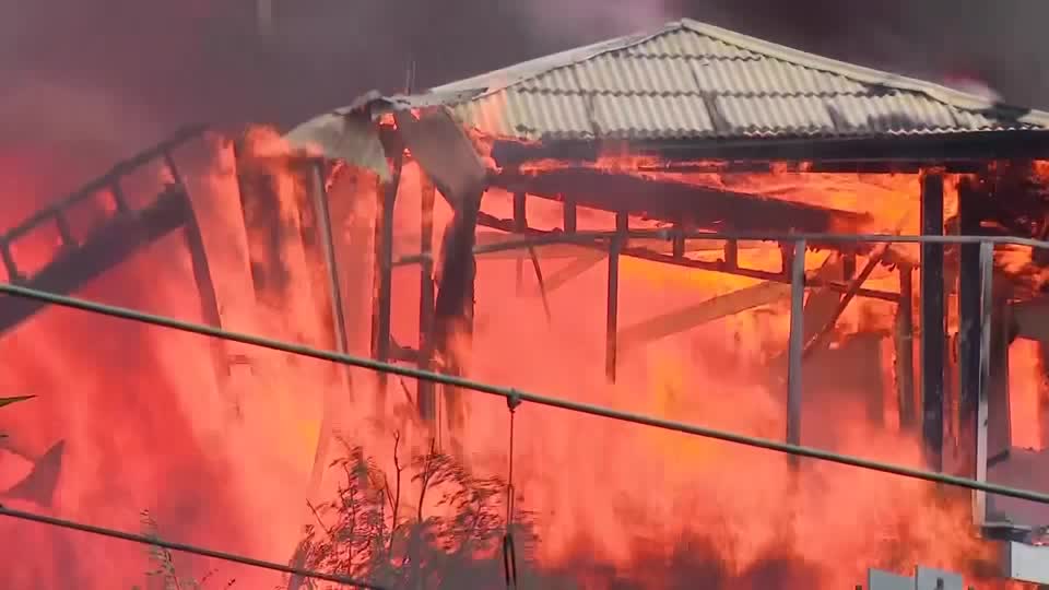 Australia bushfires destroy homes and prompt urgent evacuation