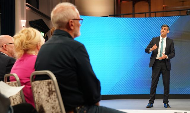 'Defeatist' Sunak and 'robot' Starmer: Grimsby audience members give ...