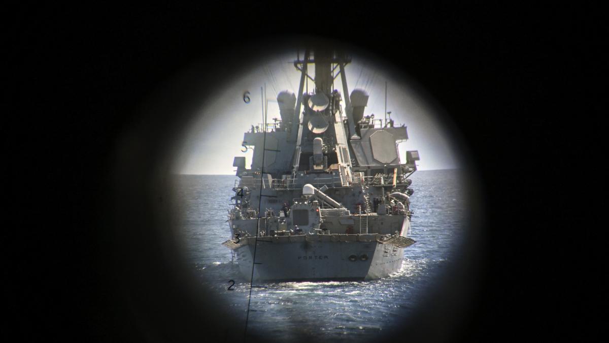 Irán intercepta un destructor de EU cerca de sus aguas territoriales en el golfo de Omán - Yahoo ...