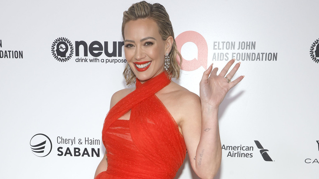Hilary Duff répond à la rumeur sur les liens entre sa chanson Mature et Leonardo DiCaprio ...