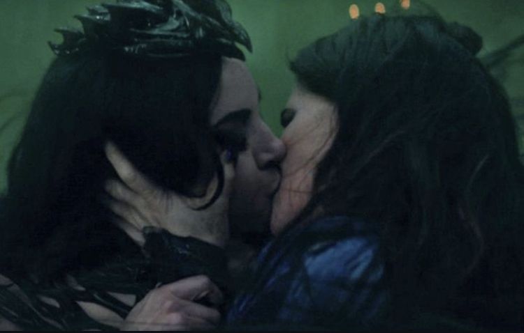 Disney/Marvel dévoilent les images du premier baiser lesbien du MCU - Yahoo Style France