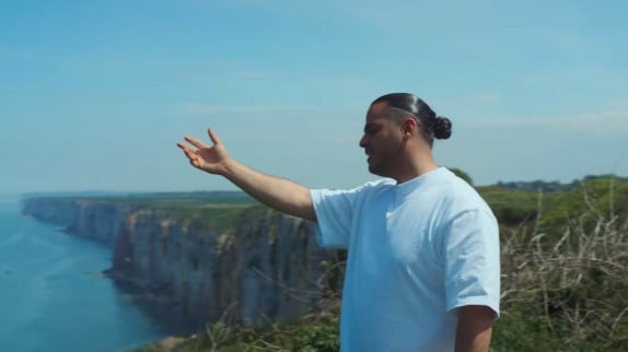 Cet ancien finaliste de "The Voice" lance sa carrière avec un titre ...