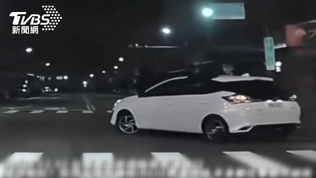 你在幹嘛？半個身在窗外 警以車追人開罰 - Yahoo奇摩汽車機車