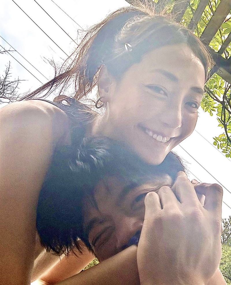 閃光彈！王柏傑緊靠「謝欣穎胸口」狂放閃 洩私下互動甜喊：享受人生