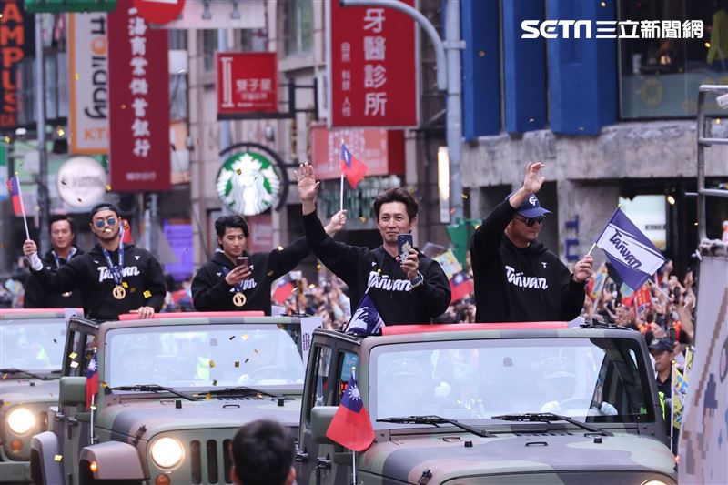 高志綱大遊行放下手機 他「1手勢」逼哭球迷：希望下次球衣有TAIWAN