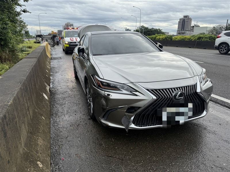 國道1車禍！變換車道碰撞「1轎車瞬間側翻」躺路肩 2駕駛命大無傷