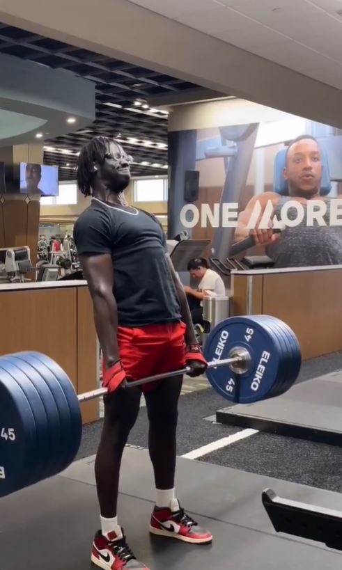 硬舉226公斤！健身網紅撐不住 「腰桿後折」跪地抽搐