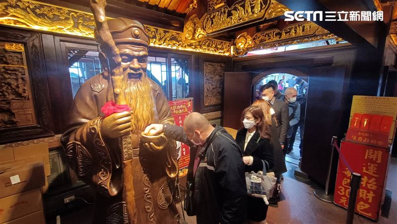 直擊／烘爐地「信眾爆滿」上山得搭接駁車 拜拜必知「286年神尊」藏這 - Yahoo奇摩汽車機車