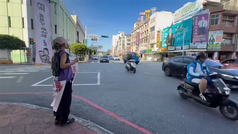 80歲葉春蓮挺罷傅！現身街頭鞠躬「從早站到晚」 當地人都看哭了