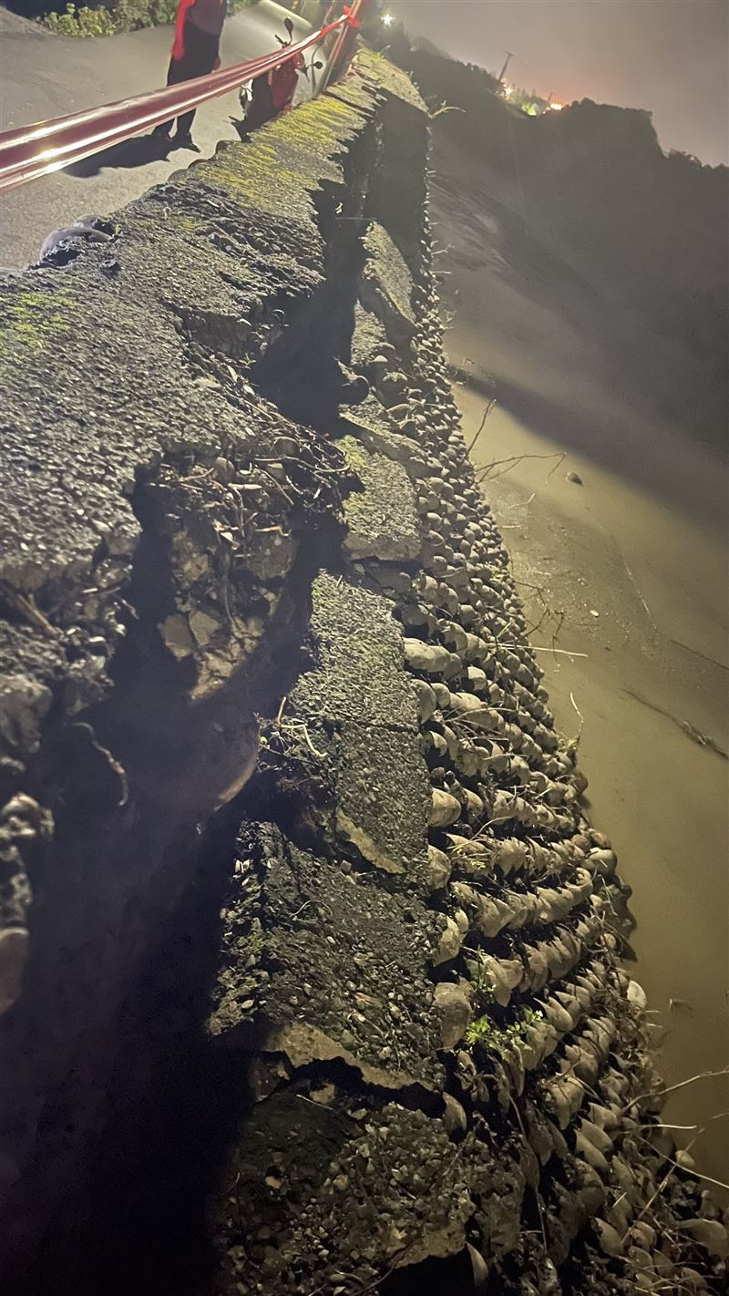 519強降雨！竹市三姓公溪暴漲「邊坡整片滑落」市府：2周內搶修完成