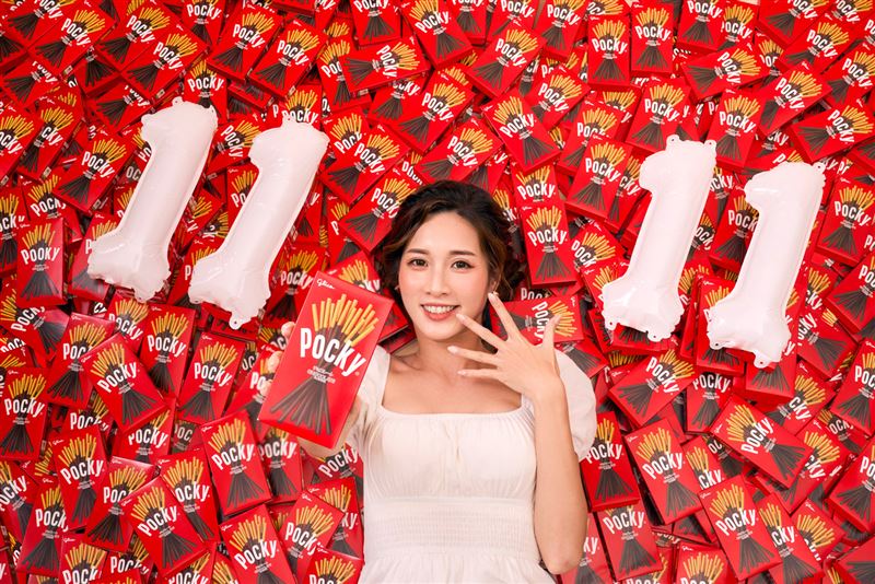 1111 Pocky Day！AI打造奇幻歌聚院爽拿1111盒Pocky、再抽iPhone 16 Pro