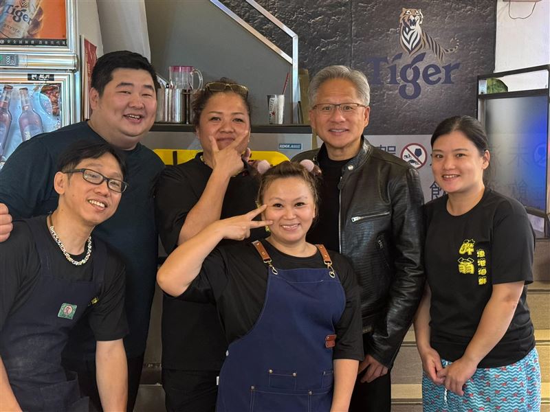 美食地圖再+1！黃仁勳赴熱炒店點19道菜「備註4字」 小費霸氣給5000