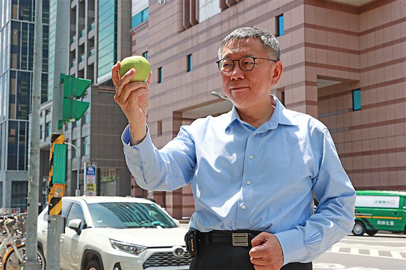 柯文哲衝民進黨中央黨部前高舉芭樂！號召民眾519「上街頭拒絕芭樂票」