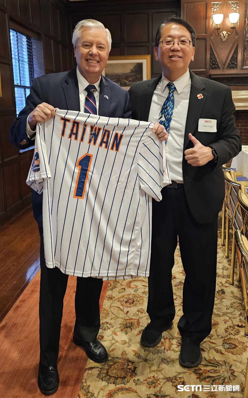 喜收下1號TAIWAN球衣 美國重量級參議員：絕對挺台灣有自我防衛能力